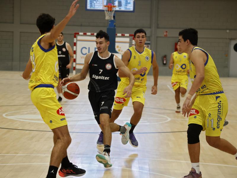 La brillante canasta de Óscar Castaño desde su propia área en la última ...