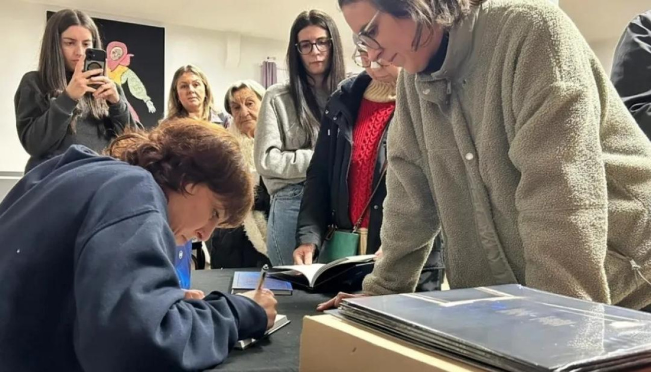 La cantautora gallega Sés presentó su libro disco ‘Nadando na incerteza ...