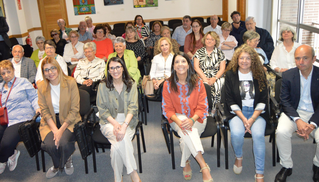 Rosa Crujeiras realiza su primera visita oficial a Ribeira tras ser ...