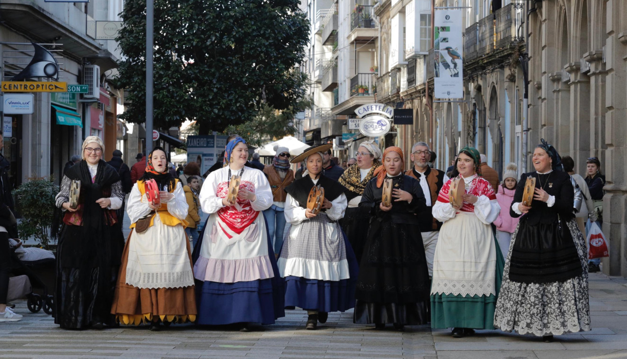 Mar de Arousa muestra sus bailes y trajes tradicionales por Vilagarcía