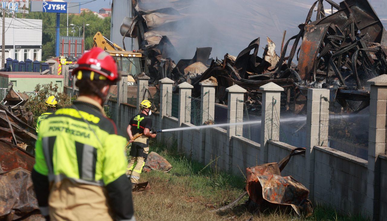 Sin bomberos en la provincia durante el incendio de Impex en Vilagarcía ...