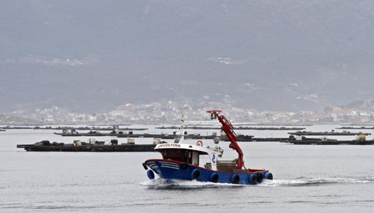 Arde un barco bateeiro en el puerto de A Illa ocasionando daños materiales