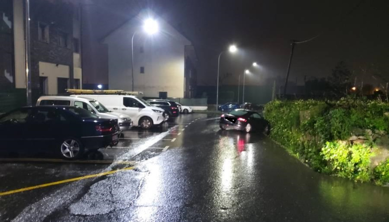 Un conductor ebrio se sale de vía y choca contra un coche y un muro en ...
