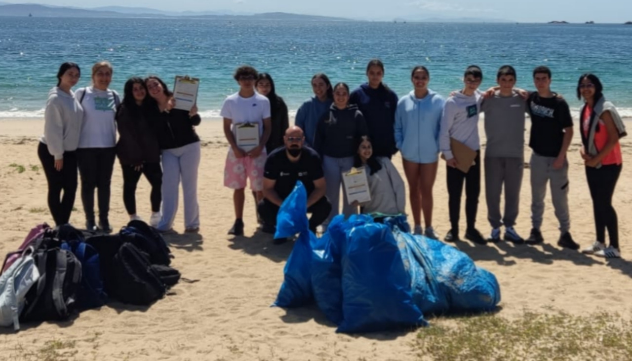 Alumnado del IES N°1 de Ribeira recoge 1.752 residuos de la playa de Coroso