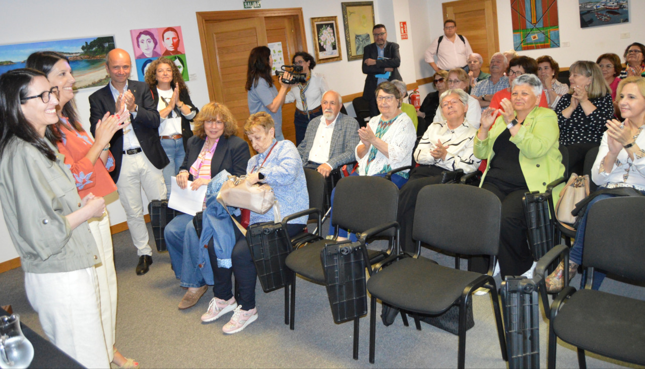 Rosa Crujeiras realiza su primera visita oficial a Ribeira tras ser ...