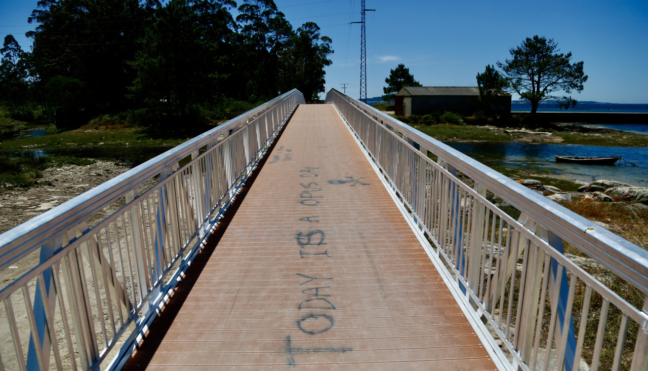 Vandalizan la pasarela de Rego do Alcalde antes de inaugurarla: “Es ...