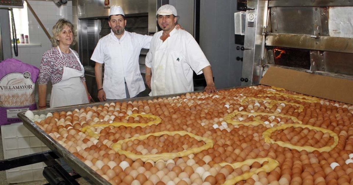 El bollo pascual más grande del mundo vuelve al horno en Paradela