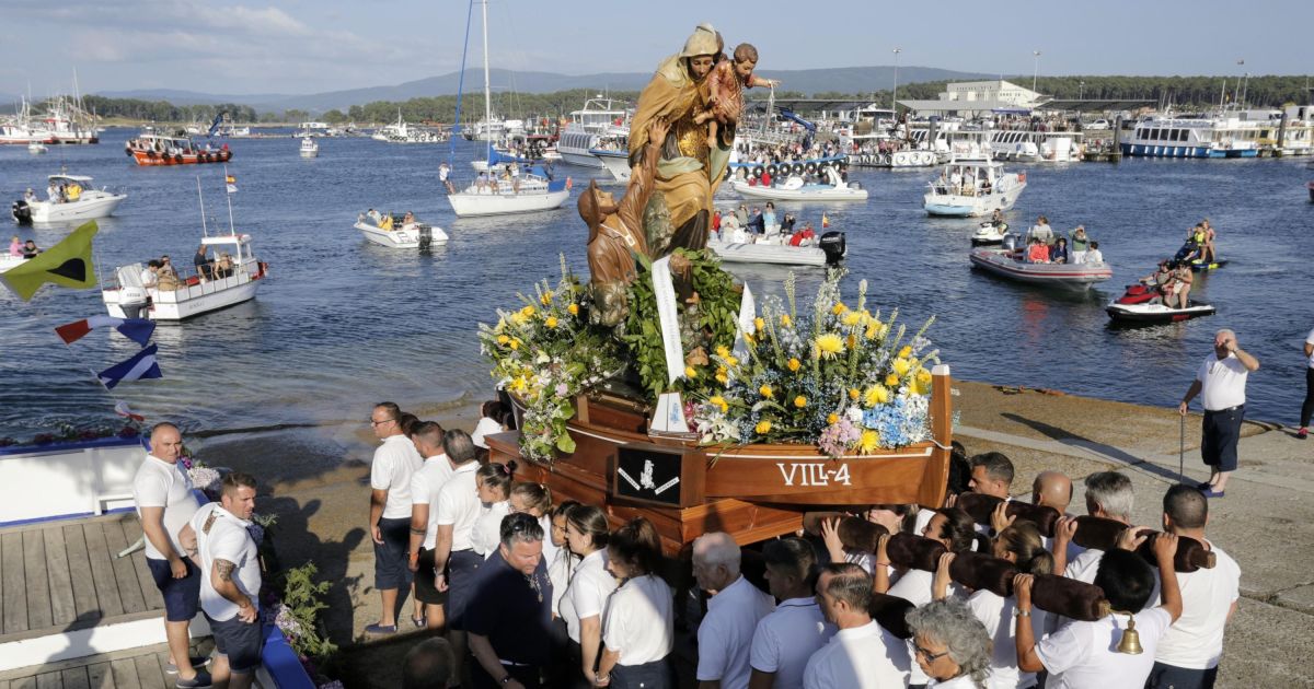 La Virxe do Carme surca la Ría de Arousa ante la emoción de miles de ...