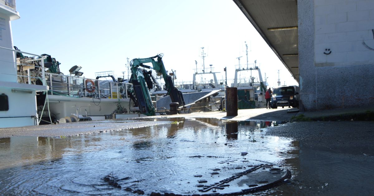 Alertan de la pérdida de varias toneladas de agua en el puerto de ...