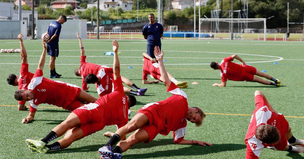 El Arosa SC recibe una visita especial en su entrenamiento previo al derbi