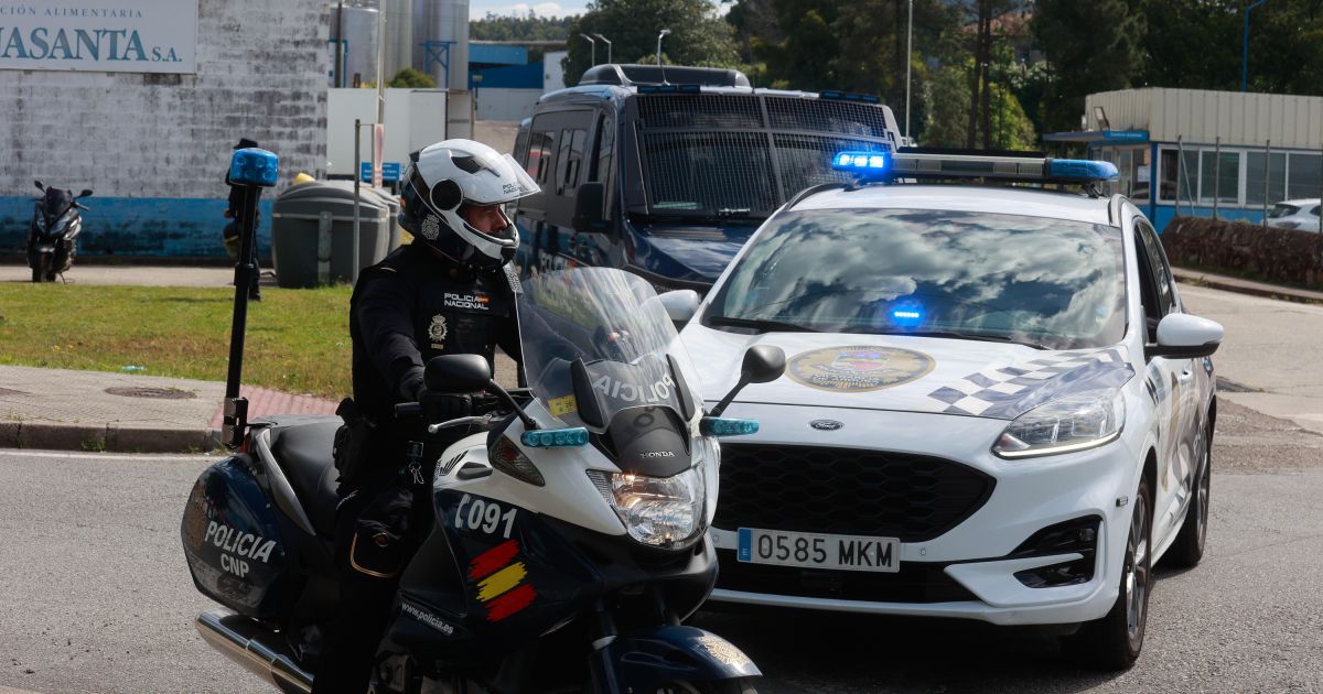 Un hombre profiere insultos racistas, agrede a varias personas y ...